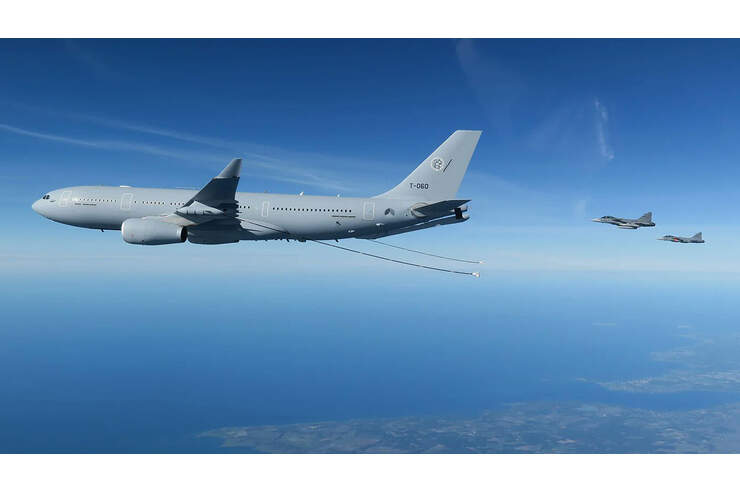 Airbus A330 MRTT Luftbetankungstest mit JAS 39 C/D | FLUG REVUE