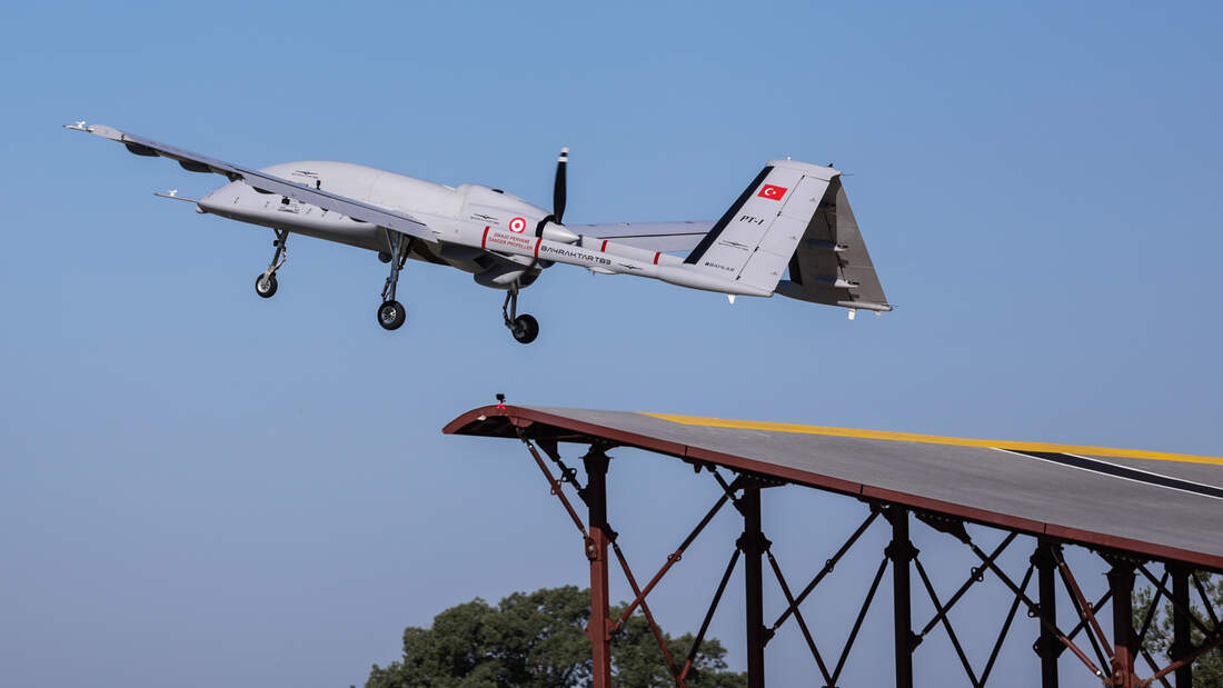 Türkische Marine-Kampfdrohne TB3 startet über die Rampe | FLUG REVUE