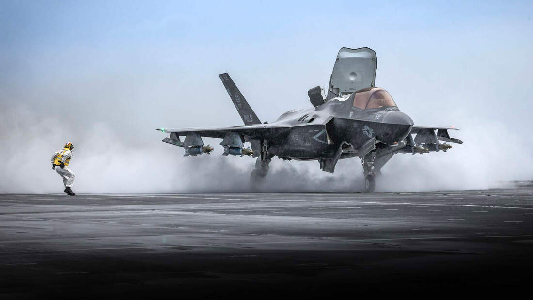 Kampfjet F-35B mit voller Waffenlast auf britischem Flugzeugträger | FLUG REVUE