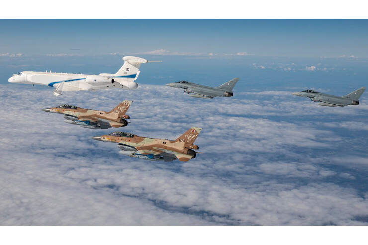 Ehren-Flyby über Dachau und Fürstenfeldbruck mit Eurofighter und F-16 ...