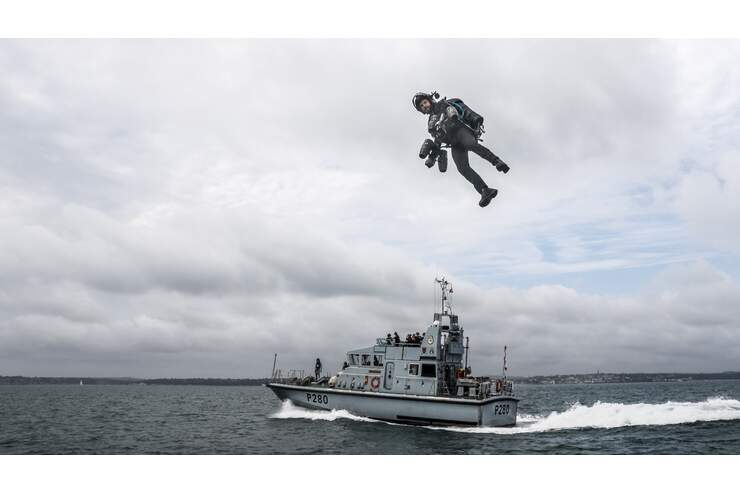 Gravity X hat der Royal Navy das Jetpack mit Hubtriebwerken vorgeführt ...