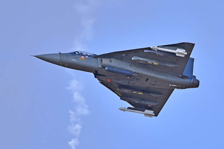 Indisches Kampfflugzeug Tejas Mk I erreicht volle Betriebsfreigabe ...