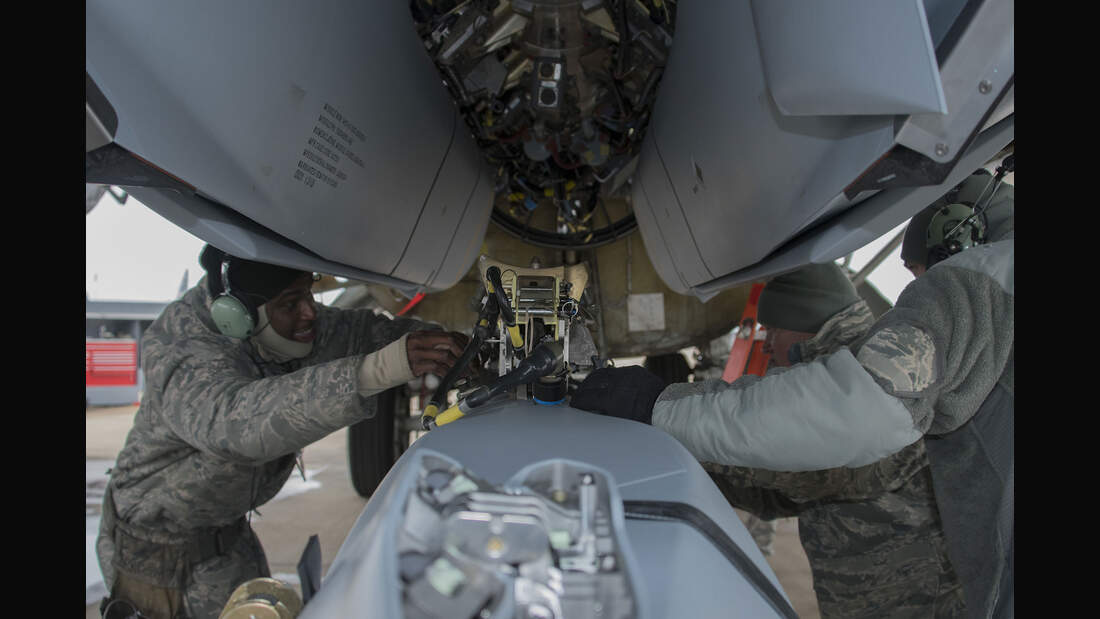 B-52 kann Lenkwaffen mit CRL schneller einsetzen | FLUG REVUE