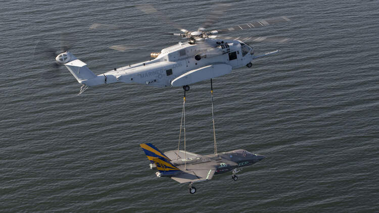 Sikorsky CH-53K transportiert Kampfjet F-35C am Lasthaken! | FLUG REVUE