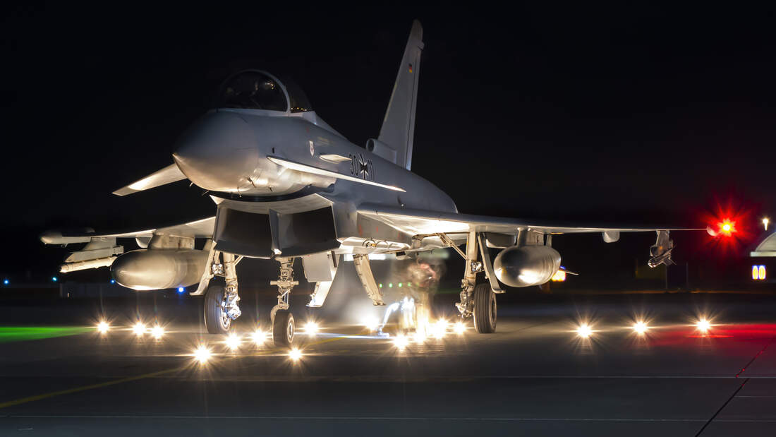 Luftkampf mit dem Eurofighter am pechschwarzen Himmel | FLUG REVUE