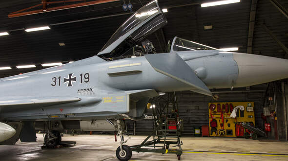 Luftkampf mit dem Eurofighter am pechschwarzen Himmel | FLUG REVUE