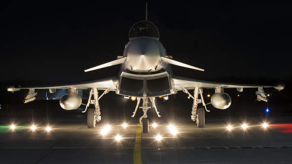 Luftkampf mit dem Eurofighter am pechschwarzen Himmel | FLUG REVUE