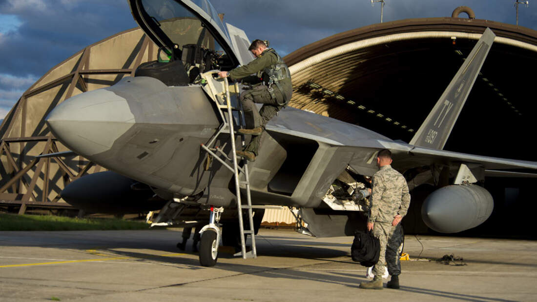 F-22 Raptors erstmals in Europa - FLUG REVUE