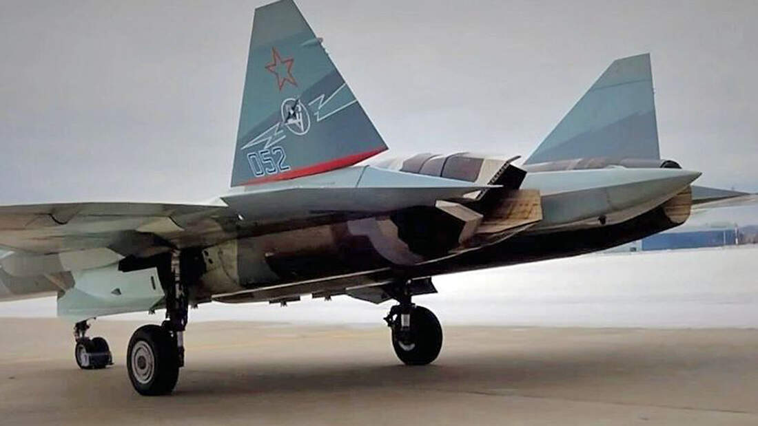 Neue "Superdüse" für Russlands Superfighter Su-57: Vektorschb mit ...
