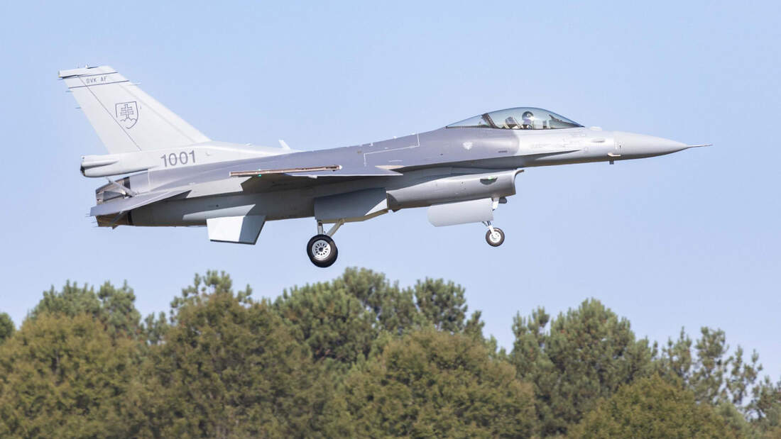 Lockheed Martin F-16 Block 70 für die Slowakei fliegt | FLUG REVUE