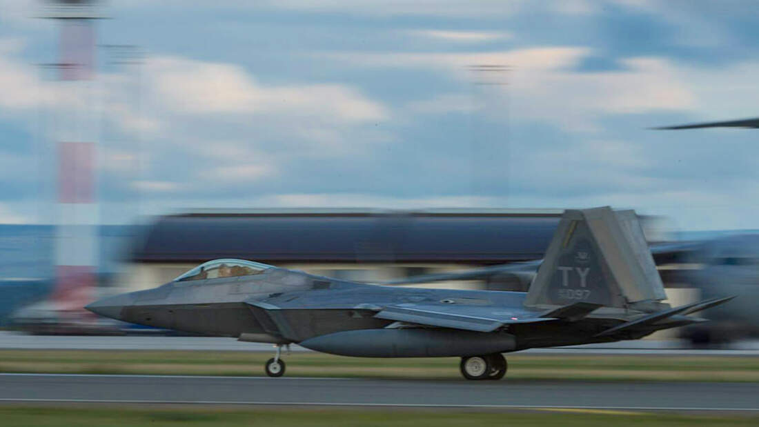 F-22 Raptors erstmals in Europa - FLUG REVUE