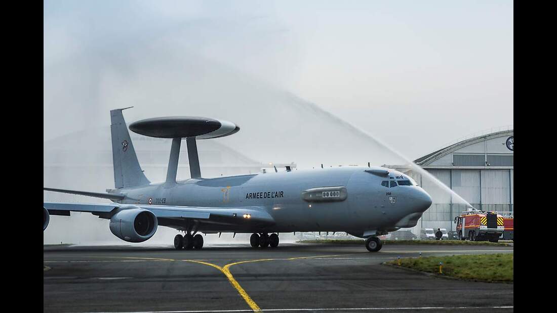 Zwei E-3A der NATO im Sonderanstrich | FLUG REVUE