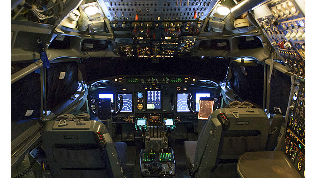 Neues Cockpit für die Boeing E-3A