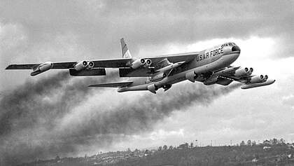 Boeing B-52 Stratofortress: Fliegt der Bomber nach Update 100 Jahre ...