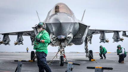 Kampfjet F-35B mit voller Waffenlast auf britischem Flugzeugträger | FLUG REVUE