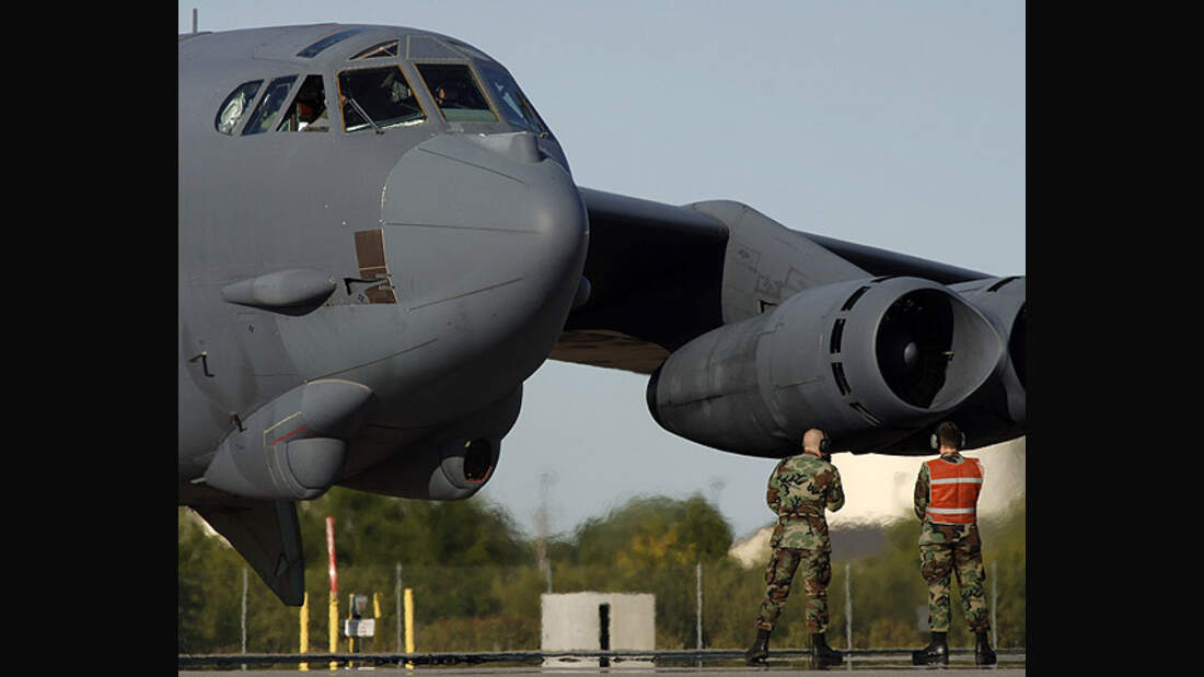 Boeing B-52 Stratofortress: Fliegt der Bomber nach Update 100 Jahre ...