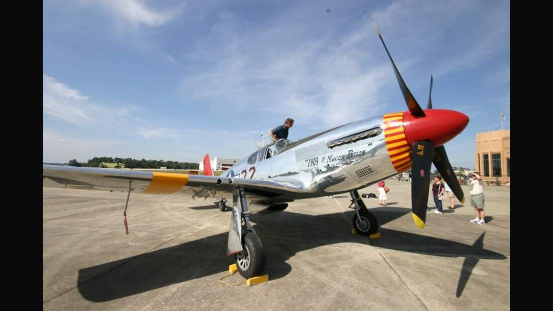 Einzige Curtiss TP-40N fliegt wieder - FLUG REVUE