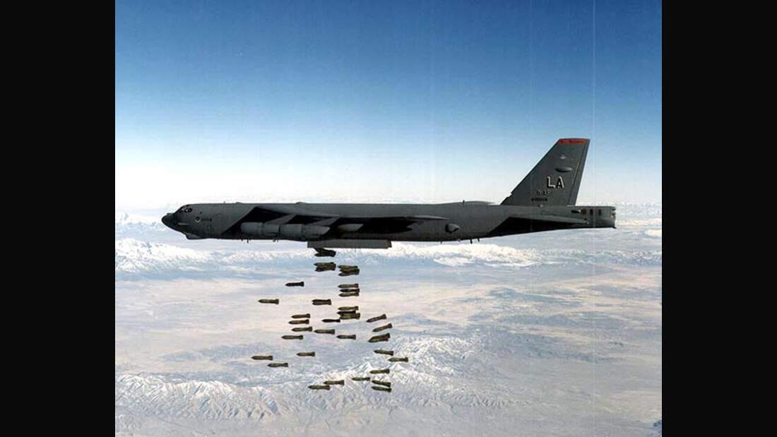 Boeing B-52H wird wieder flott gemacht - FLUG REVUE