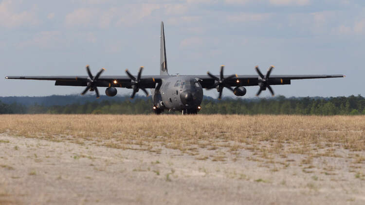 Hercules-Tanker: Hier fliegt die erste KC-130J für die Luftwaffe | FLUG ...