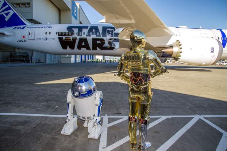 ANA feiert den Roll-Out des neuen Flugzeugs im R2-D2-Design | FLUG REVUE
